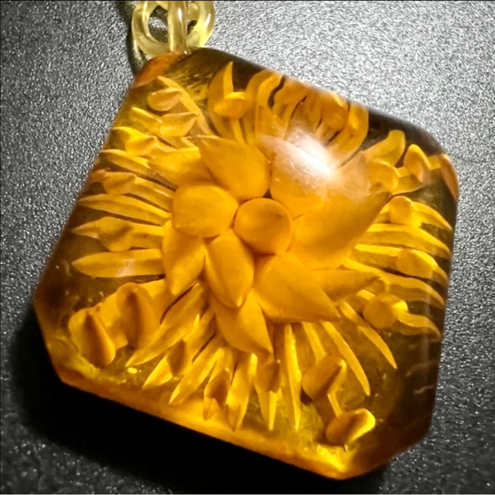 Vintage Art Deco Bakelite Reverse Carved Flower Neckl… - Gem